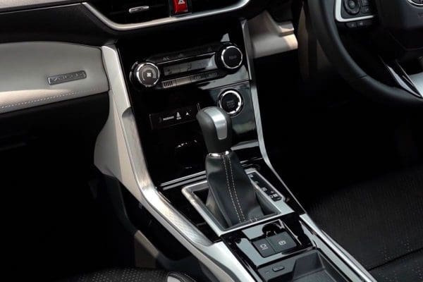 Toyota Veloz 2026: Giá Lăn Bánh, Thông Số, Ưu Đãi (4/2026)
