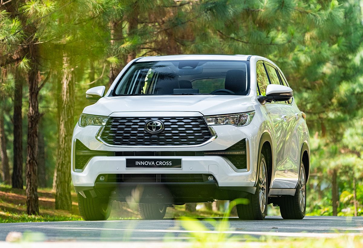 Toyota Innova Cross 2025: Giá Xe, Thông Số & Khuyến Mãi 12/2025